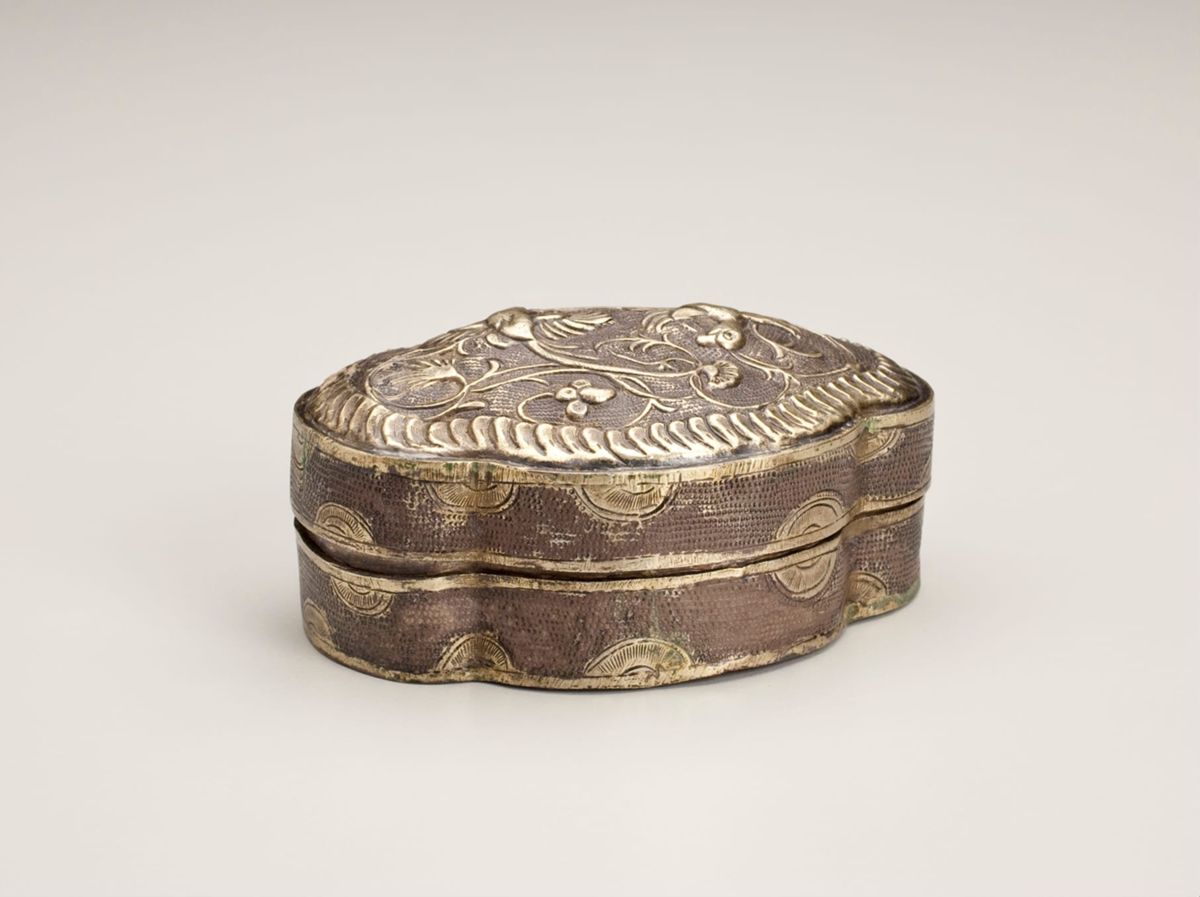 four lobe box with parrot design