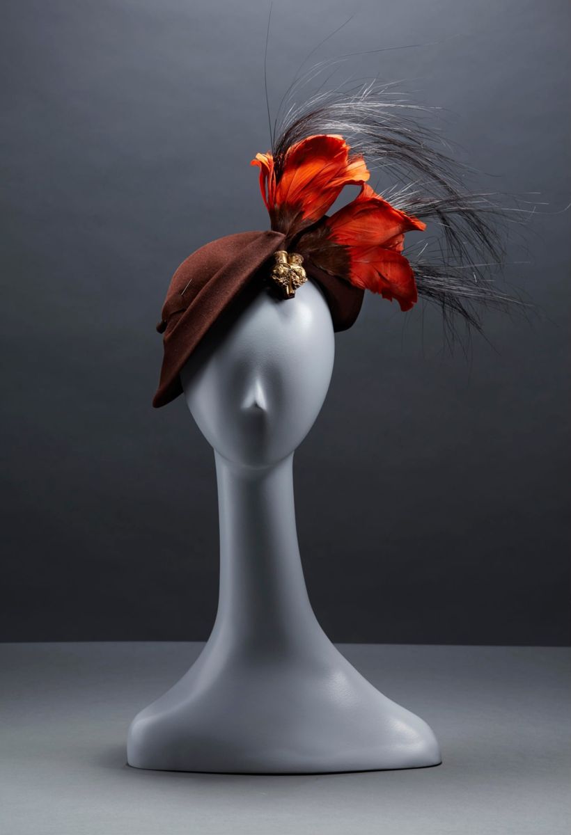 hat (calla lilies)